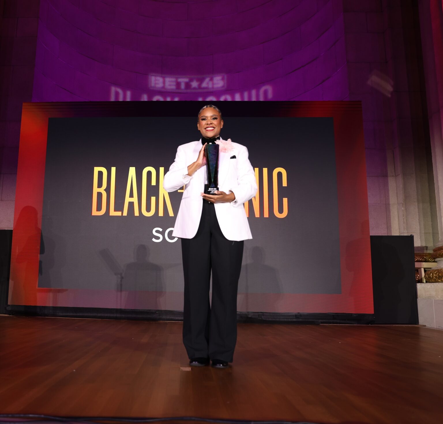 Task Force El presidente Kierra Johnson es honrado en BET Black + Iconic Soirée - Task Force ...